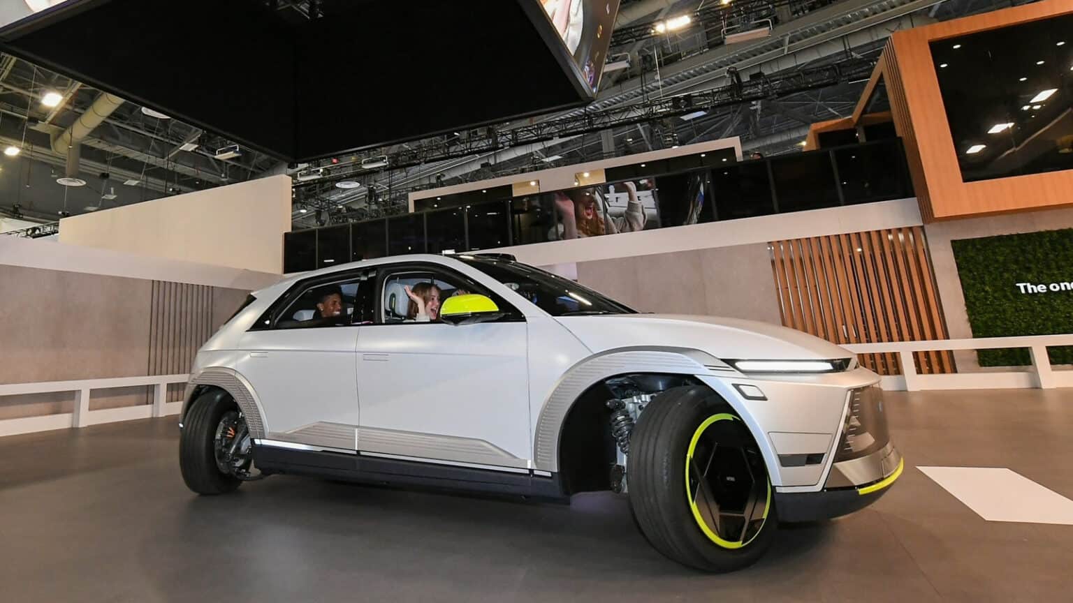 Hyundai Mobis MOBION EV with e-Corner System Allows Sideways Movement ...