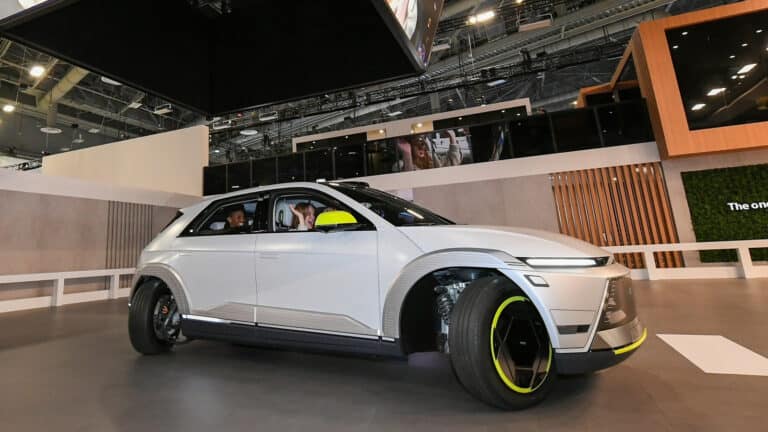 Hyundai Mobis MOBION EV with e-Corner System Allows Sideways Movement ...