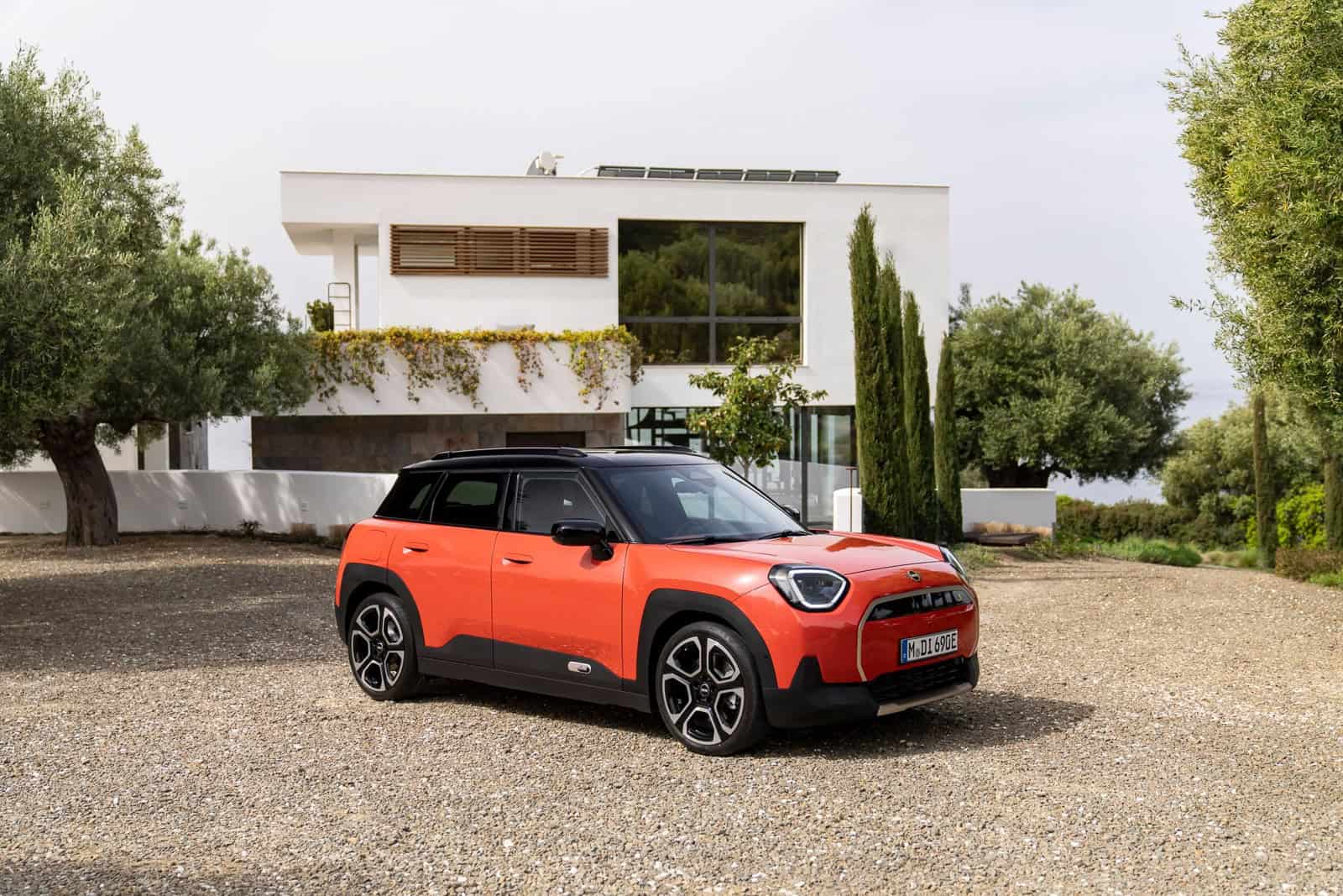 The MINI Cooper Aceman Cleverly Uses Space in a Compact Electric Crossover