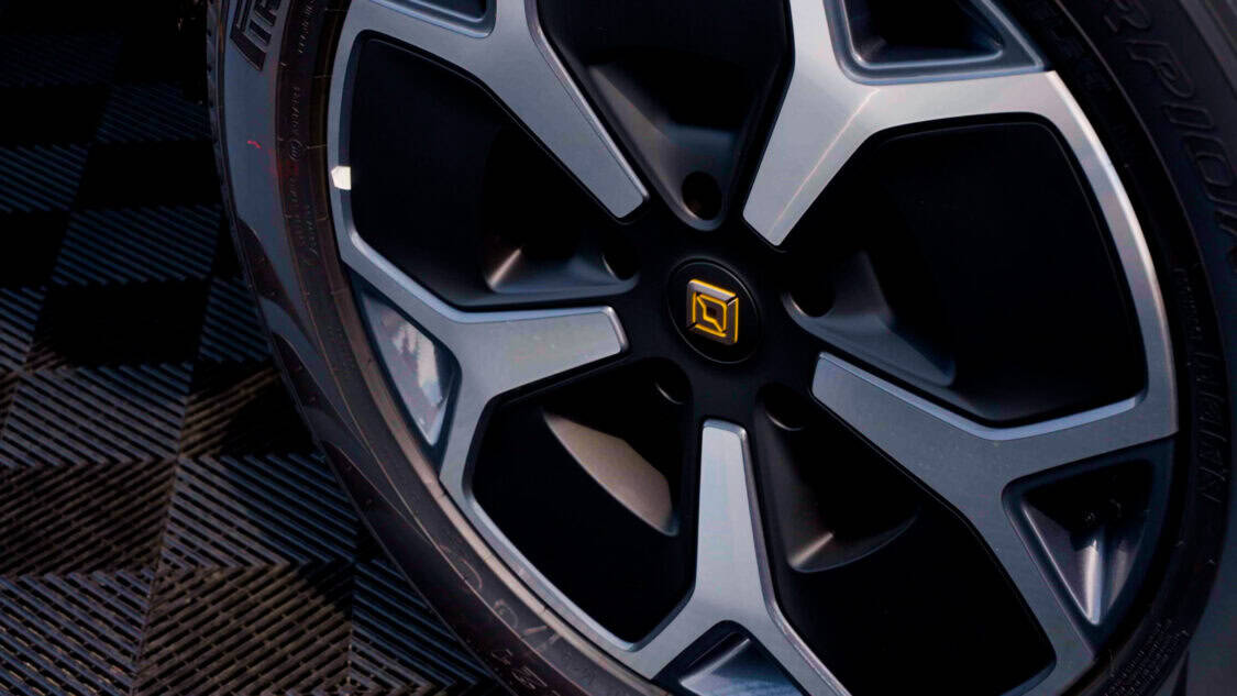 Rivian R1T vs. Ford F-150 Lightning Review: Comparing the Best Electric ...